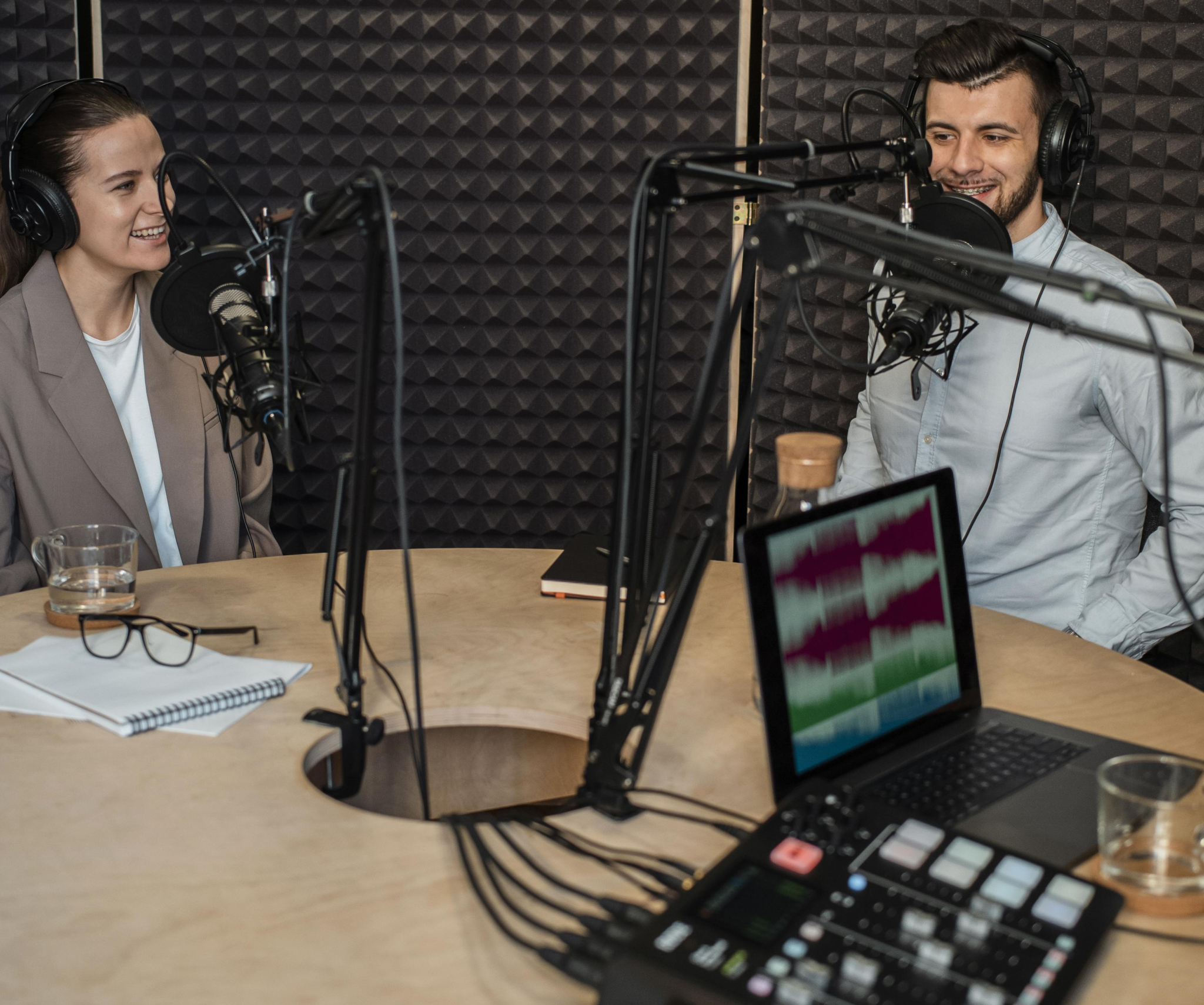Radio Aurahua – Es La FM 94.3 y Radio Voz Mundial FM se unen para ...